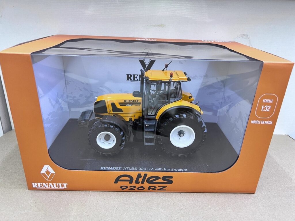 UNIVERSAL HOBBIES RENAULT ATLES 926RZ TRACTOR 1:32 SCALE - Kavanaghs Toys